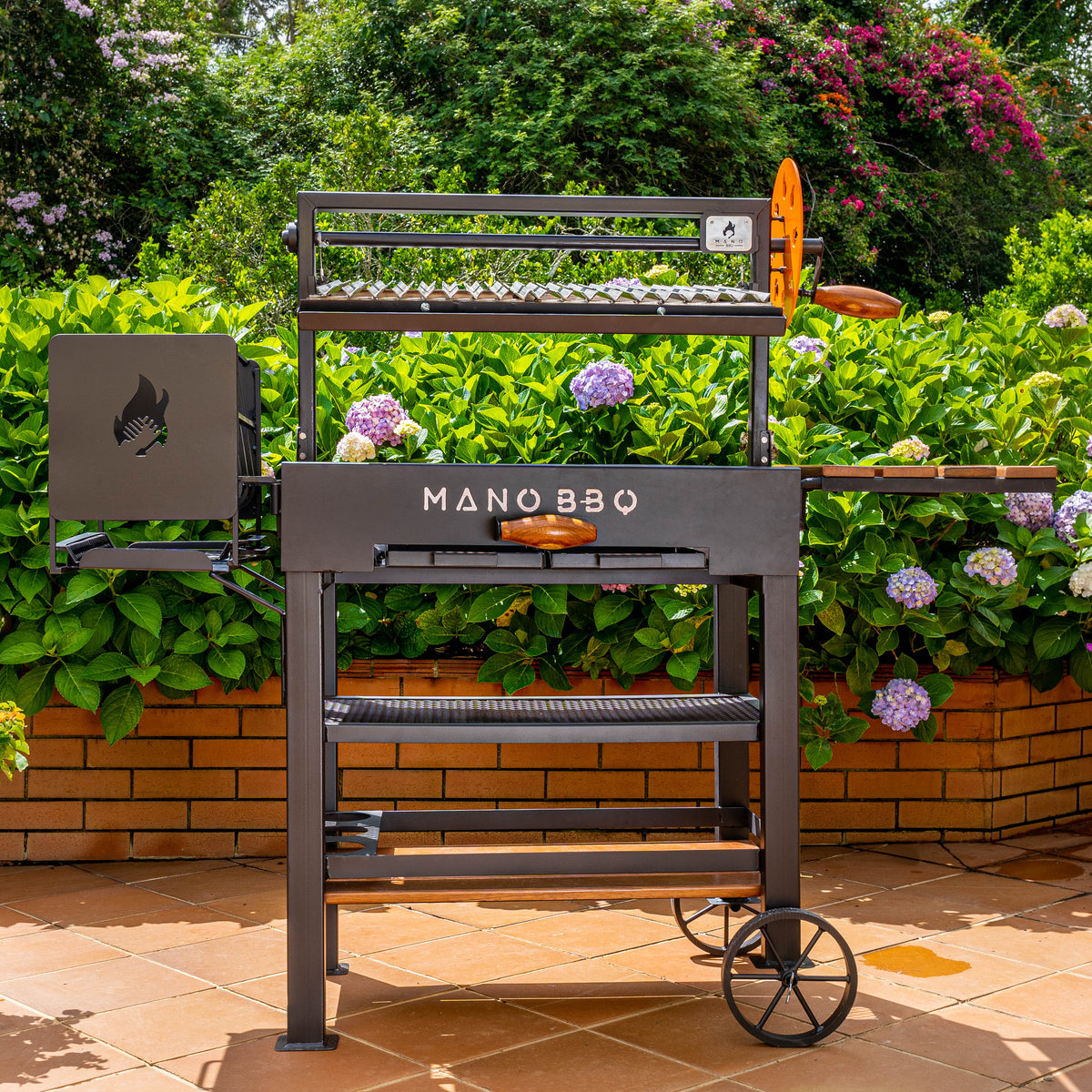 Hand Grill MANO Grill - with right side and fire pit on the left side ...